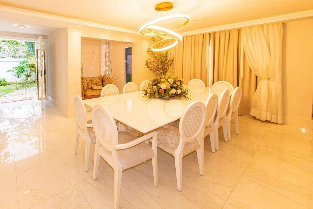 Com dívidas de pensão alimentícia, ex-jogador Jô põe mansão à venda no ...