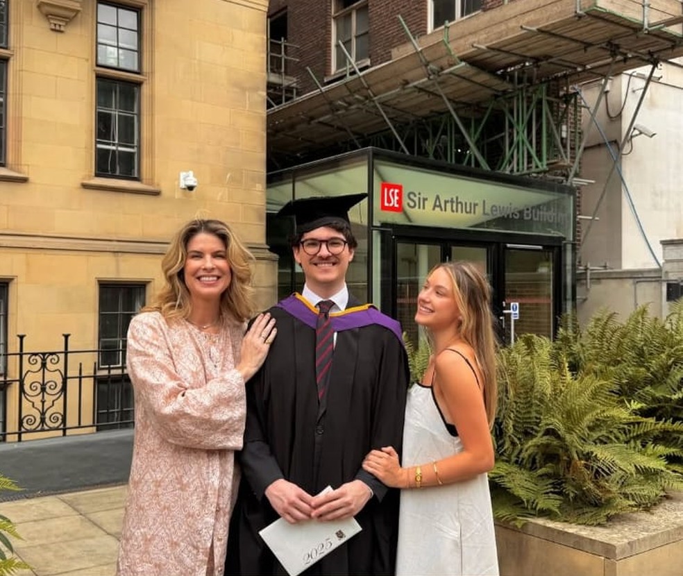 Rita Lobo surge em clique raro com os filhos na formatura do mais velho ...