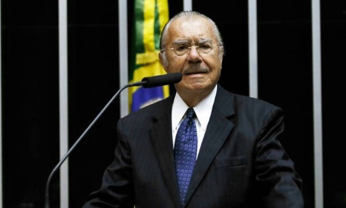 José Sarney sofre queda em casa e é internado no Maranhão