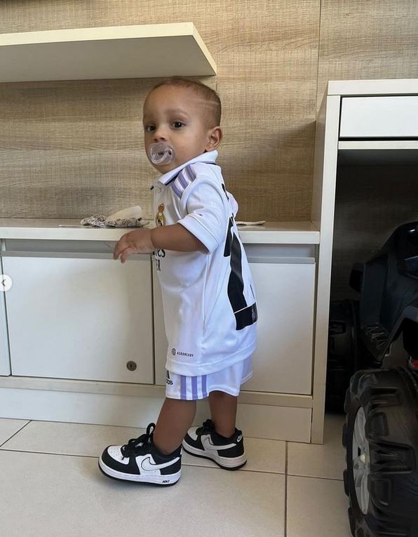 Rodrygo Goes posa pela primeira vez em família com filhos gêmeos antes ...