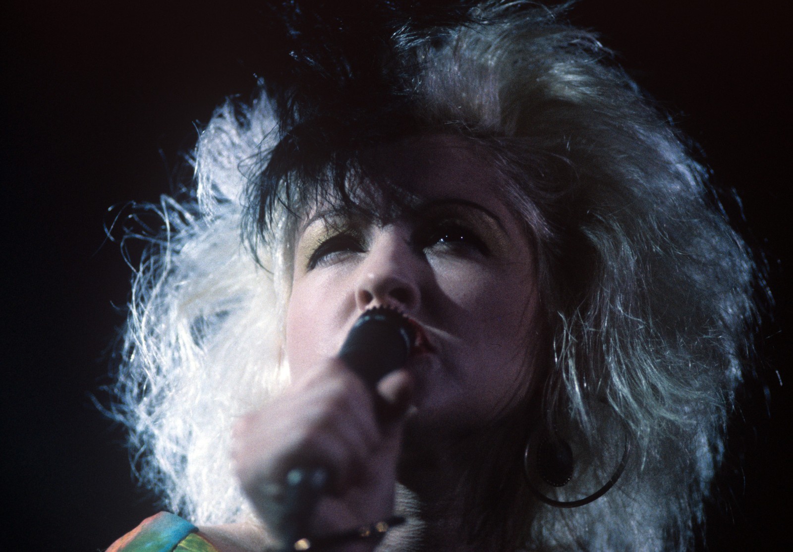Nos 70 anos de Cyndi Lauper, relembre diferentes visuais e hits da artista