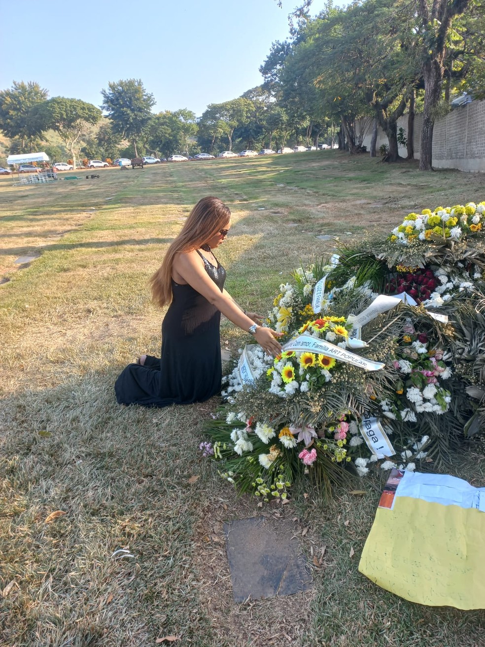 Após visitar túmulo de Anderson Leonardo, ex-affair MC May diz que ...