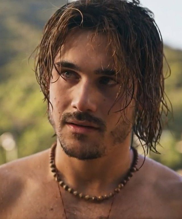 Chay Suede conta motivo que o fez desistir da carreira de cantor ...