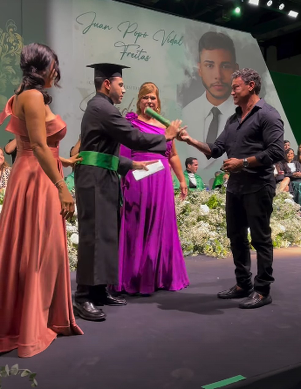 Popó se emociona e vai às lágrimas em formatura do filho médico; veja o ...