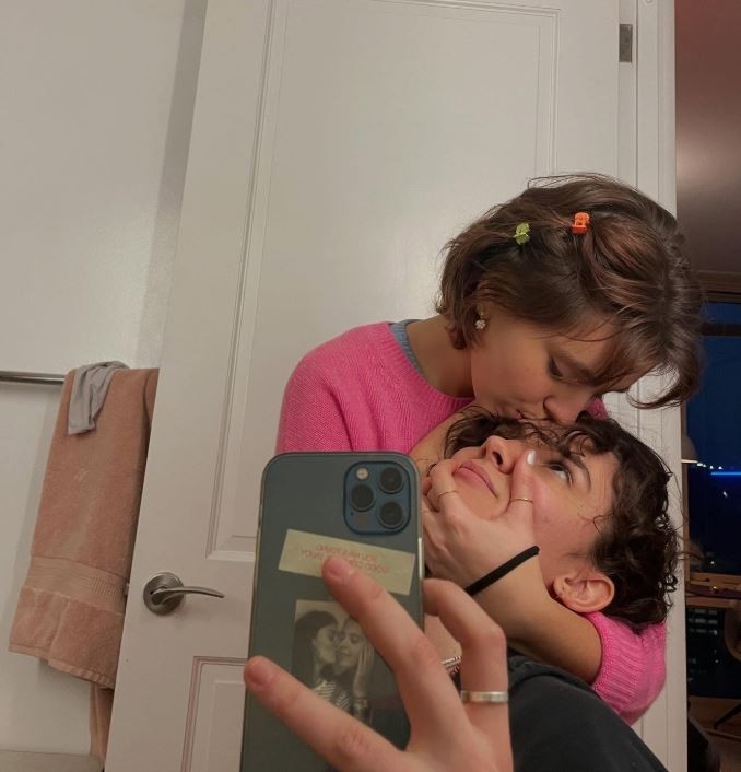 Aos 16 anos, Flor Gil namora estudante americana que mora nos EUA