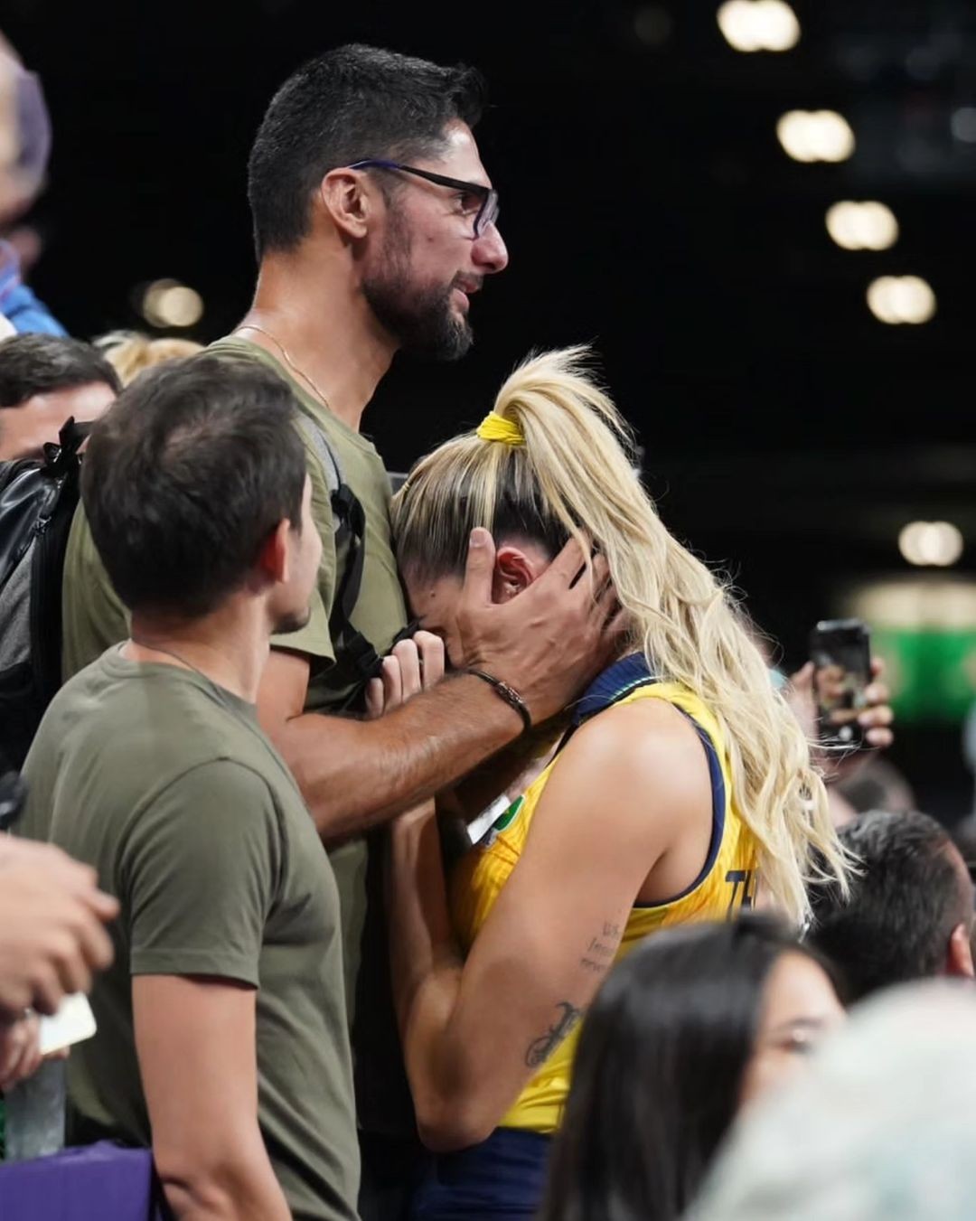Com 1,96m, Thaísa Daher, do vôlei, posta foto com marido e ele ...