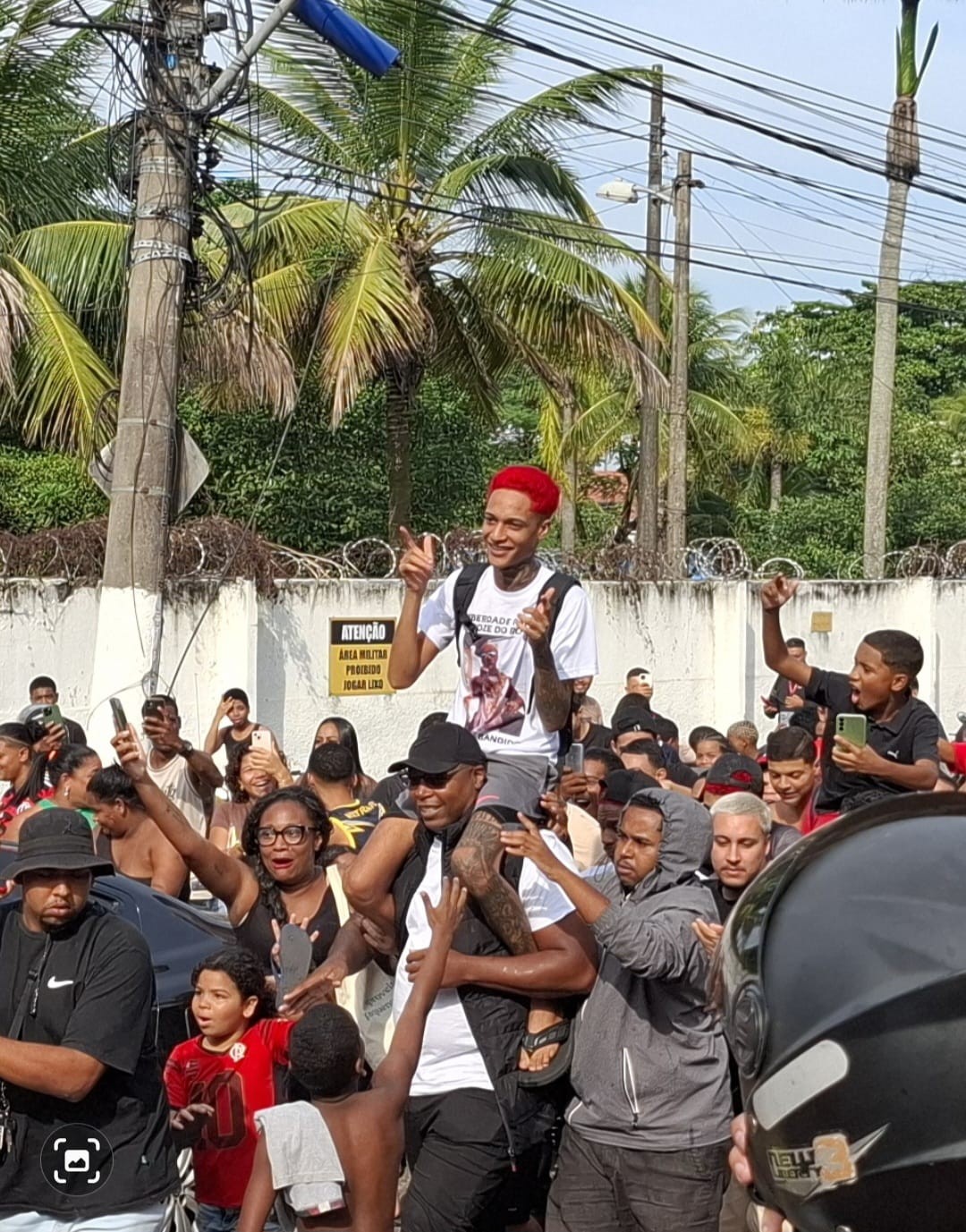 MC Poze do Rodo é libertado e deixa presídio em Bangu recebido por ...