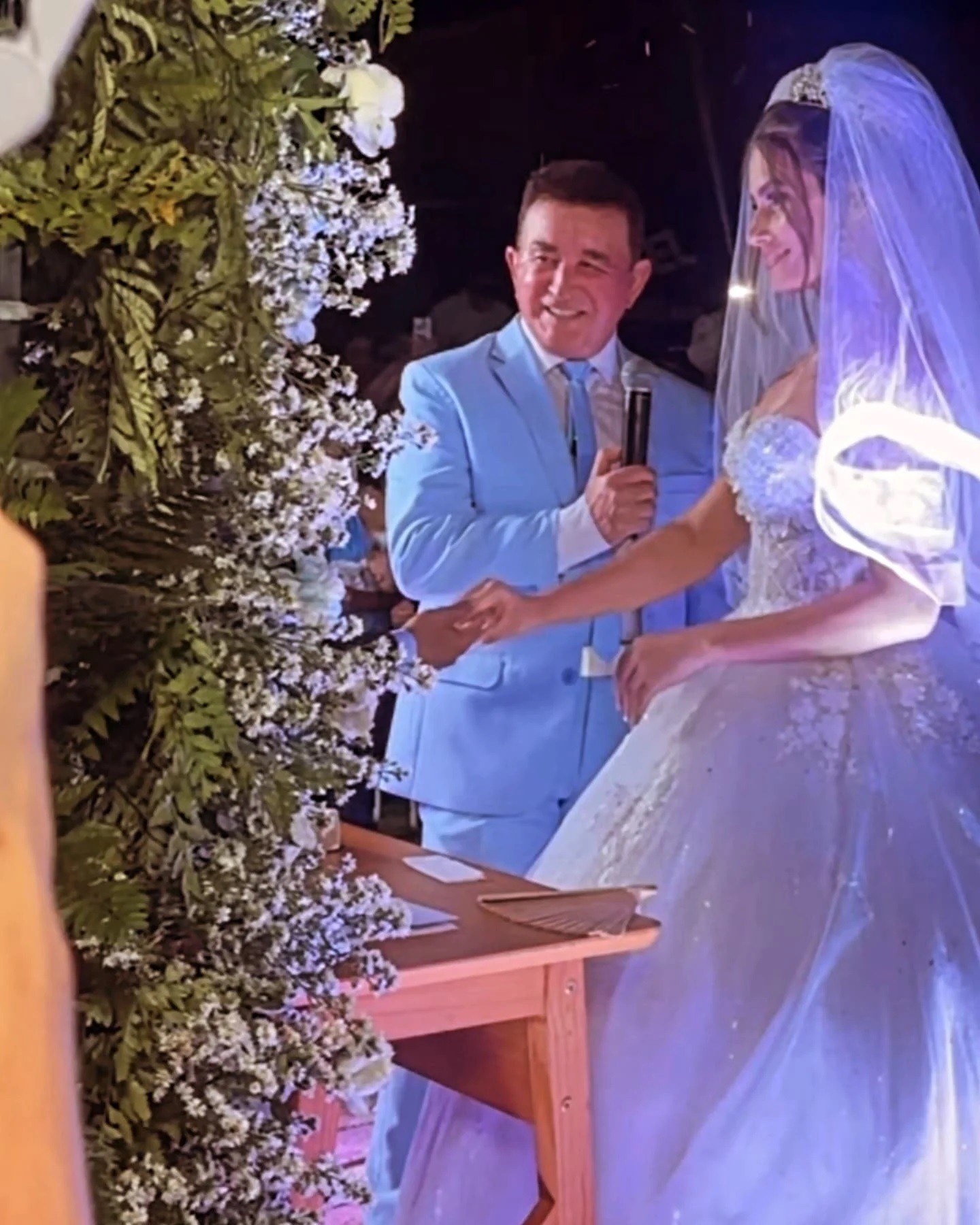 Amado Batista desabafa em show, três meses após casar com miss ...