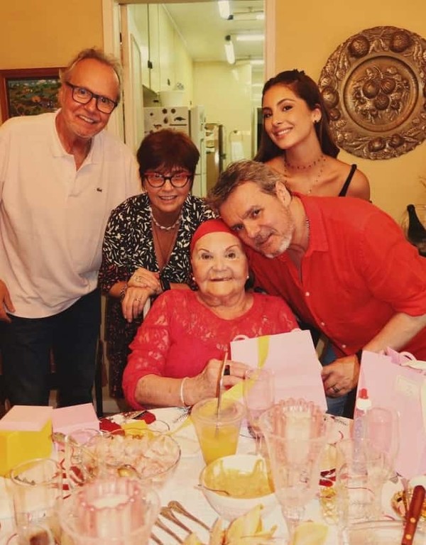 Estrela dos anos 80, Lídia Brondi reaparece em foto com o marido, Cássio Gabus Mendes