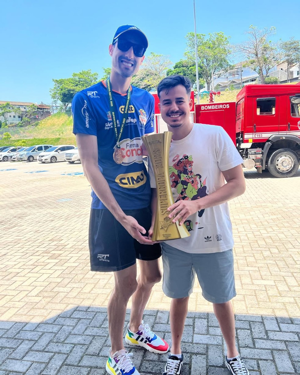 Douglas Souza, do vôlei, ganha beijão e declaração do noivo ao retornar ...
