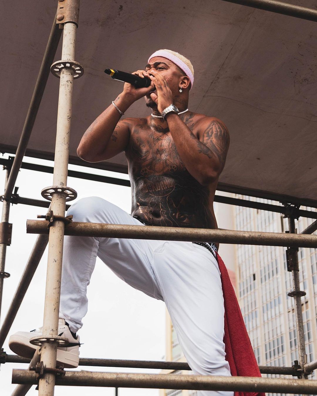 Rapper Major RD relata que teve carro atingido por oito tiros na ...