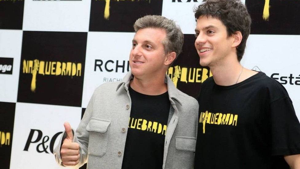 Irmão de Luciano Huck e marido lançam projeto musical nos EUA