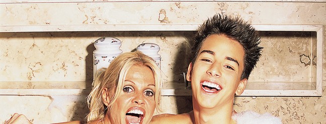 Monique Evans lembra entrevista íntima com Junior Lima na banheira: 'Sem vergonha'