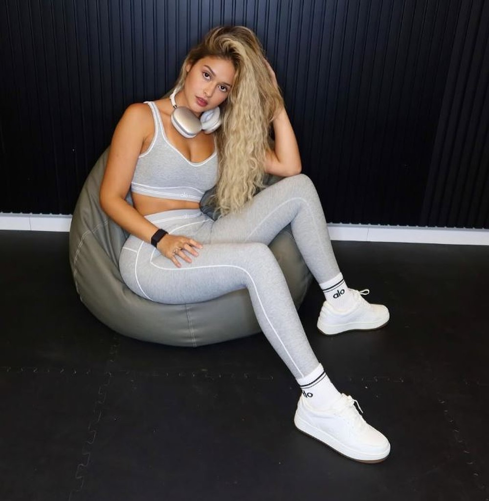 Na pobreza e na riqueza: agora modelo, mulher de Raphinha conheceu jogador em comunidade fugindo ...