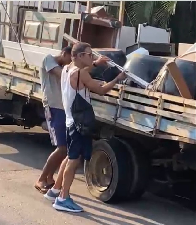 Mário Gomes é despejado da casa onde mora com a família, no Rio