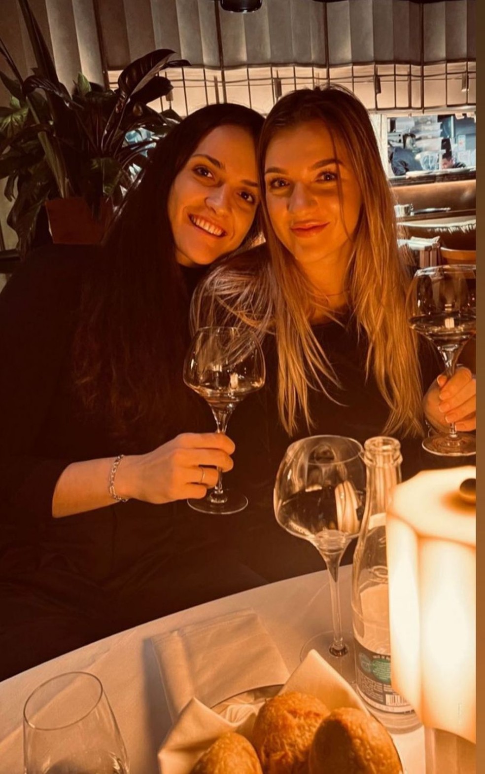 Namorada de Gabi Moreschi, goleira do Brasil no handebol, vibra com a ...