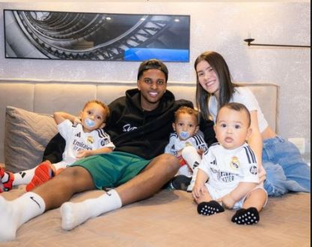 De férias no Brasil, Rodrygo Goes posa com filhos gêmeos: 'Rolezinho ...