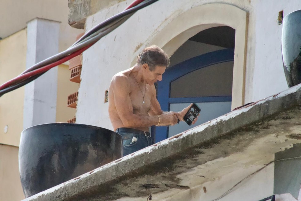 Após ser despejado, Mário Gomes pega ônibus para deixar filha na escola ...