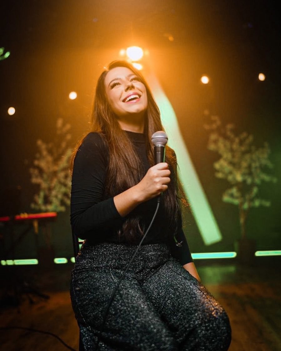 Filha de Latino larga a carreira de modelo e vira cantora gospel; conheça