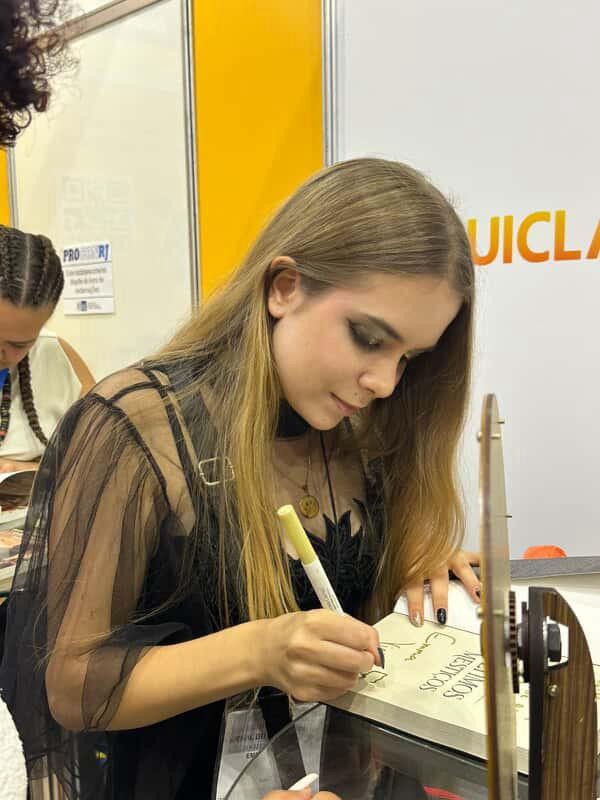 Escritora independente de 20 anos que viralizou na Bienal consegue ...