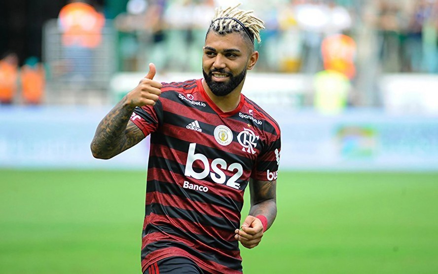 Gabigol deixa 'isolamento' e curte festa na casa de Romário