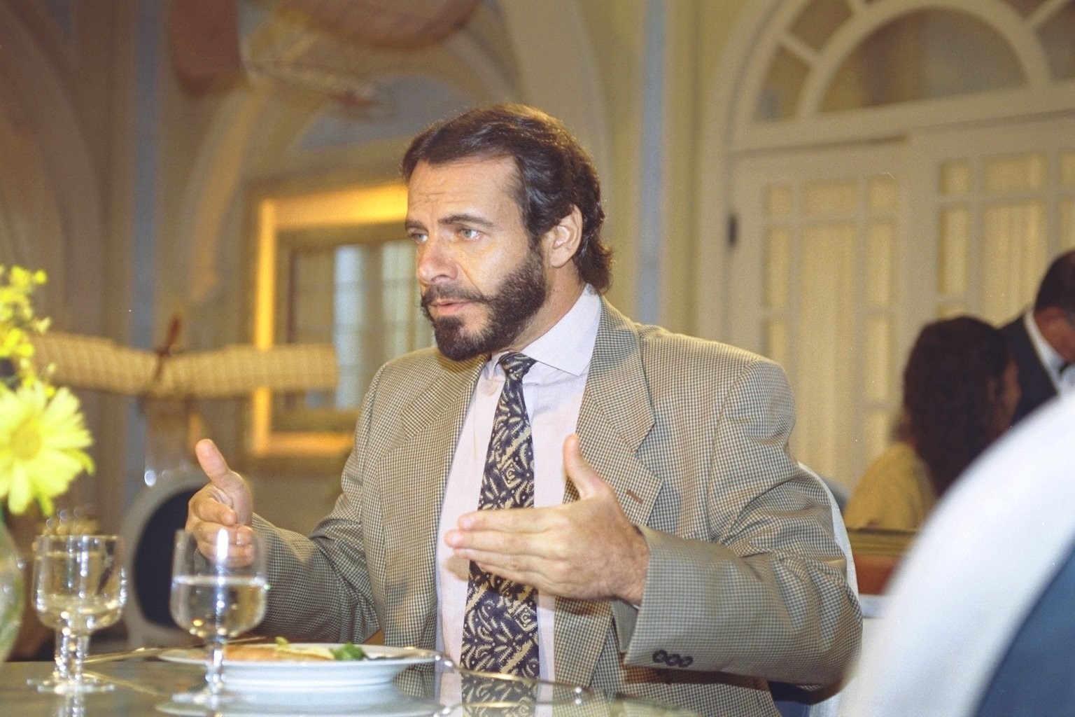 De ator despejado a beijão de atrizes: Relembre os melhores flagras do ano