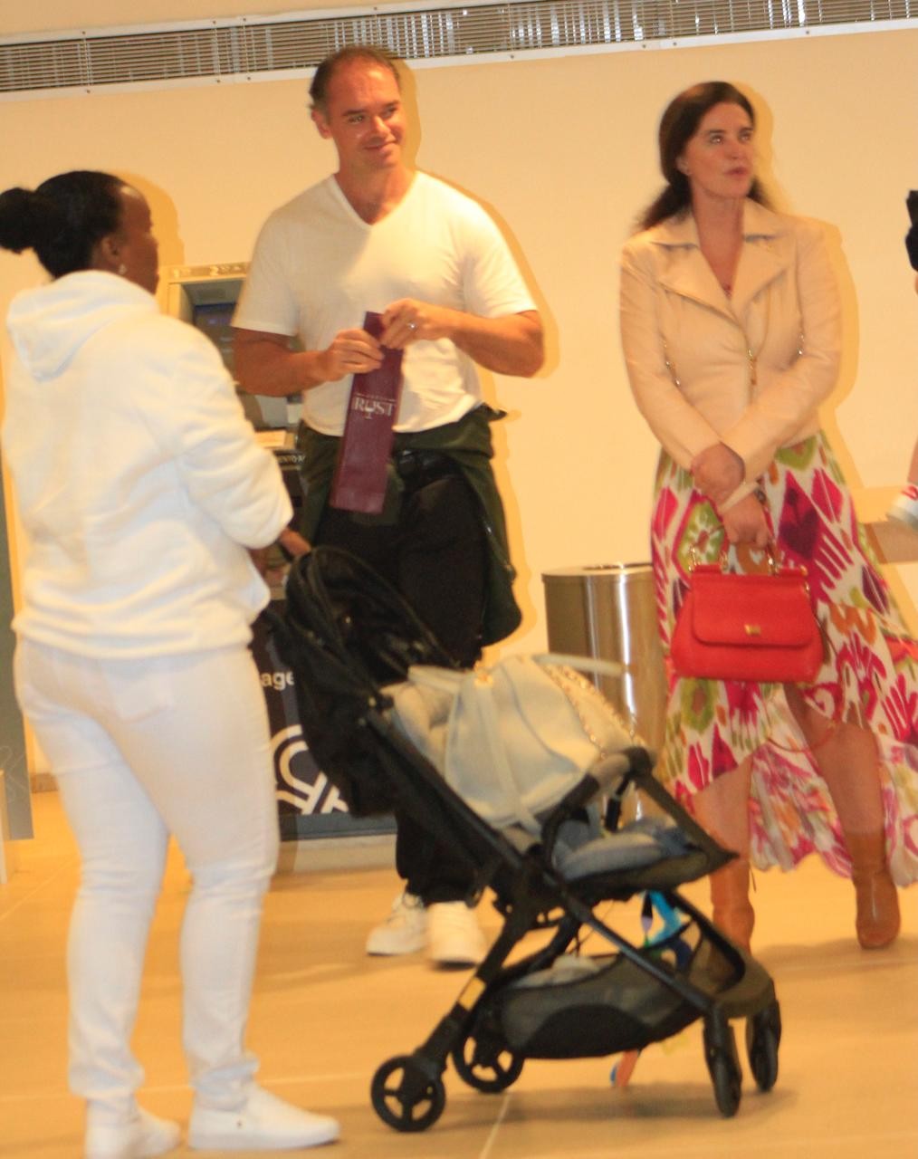 Após se reaproximar do filho, Luma de Oliveira é flagrada em passeio ...