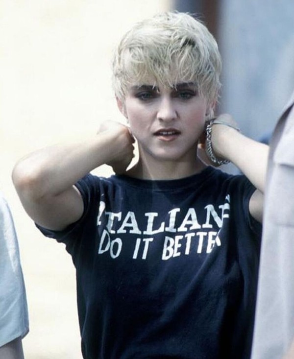 Lingerie à mostra, batom vermelho... Veja oito vezes em que Madonna reinou no universo da moda