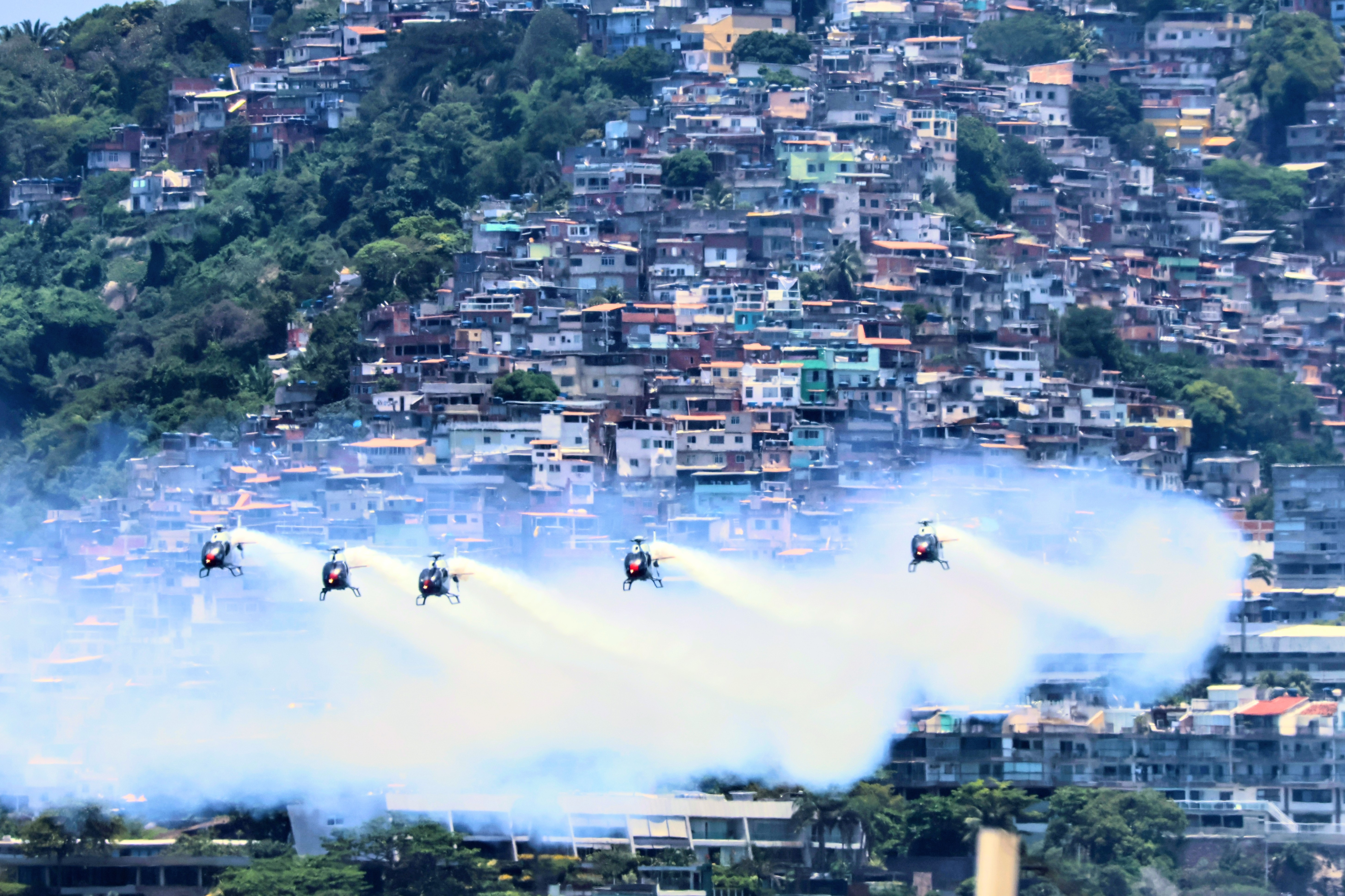 Spanish military helicopters rehearse aerial maneuvers over Ipanema ...