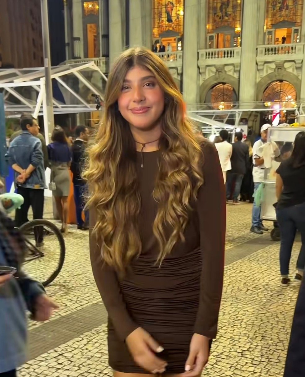 Sem os pais, filha de Grazi e Cauã dá show de simpatia e tira fotos com ...