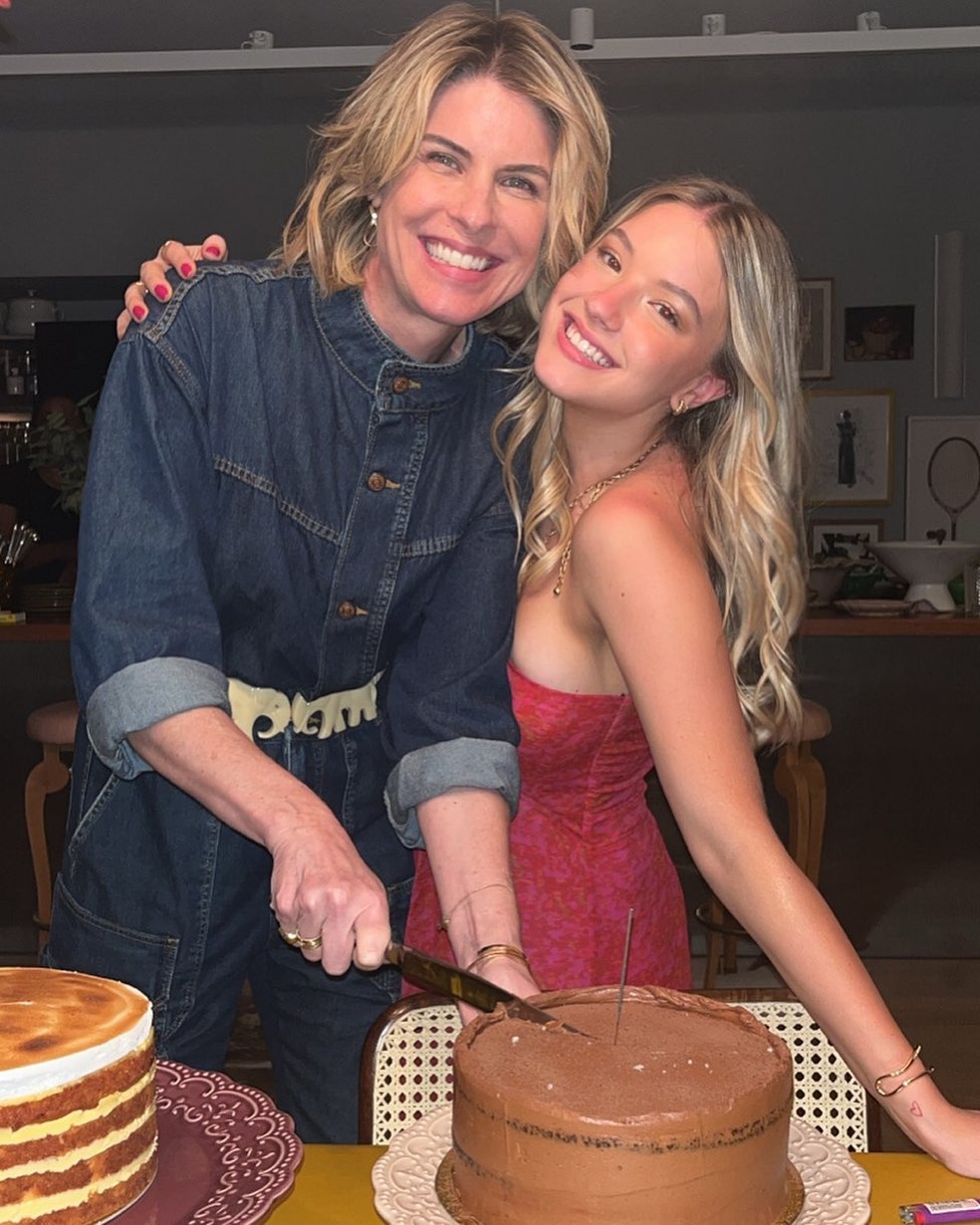 Rita Lobo surge em clique raro com os filhos na formatura do mais velho ...