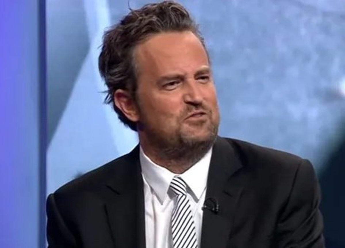 Matthew Perry foi encontrado afogado pelo assistente, segundo bombeiros ...