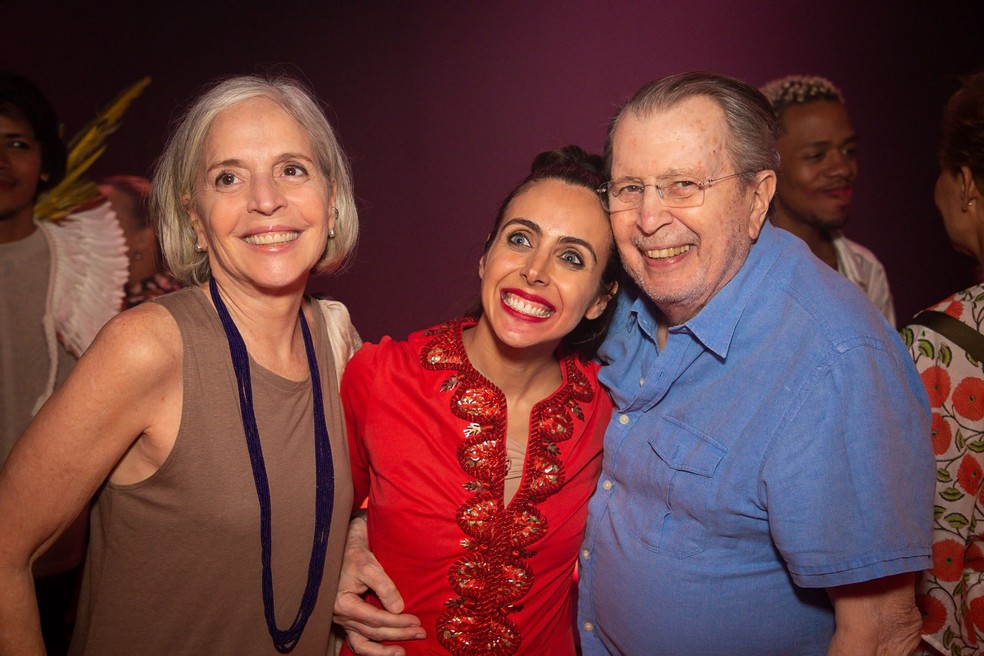 Em rara aparição, Daniel Filho assiste à estreia teatral da nora casada ...