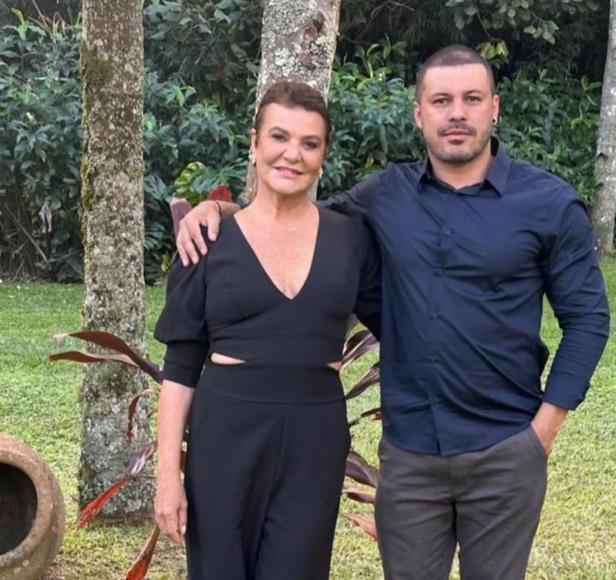 Mãe de Isis Valverde vai ao casamento da filha com namorado e se ...