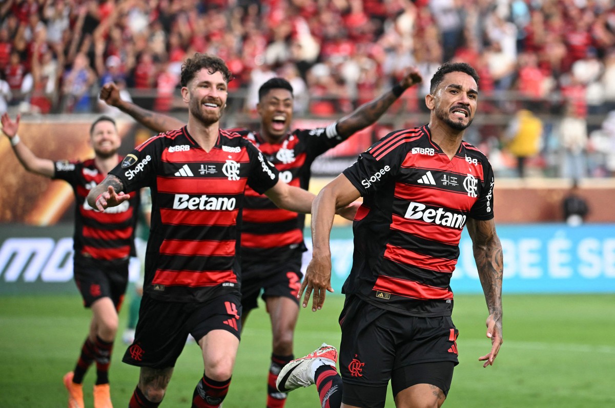 Flamengo comemora Libertadores com desfile em trio elétrico no Centro ...