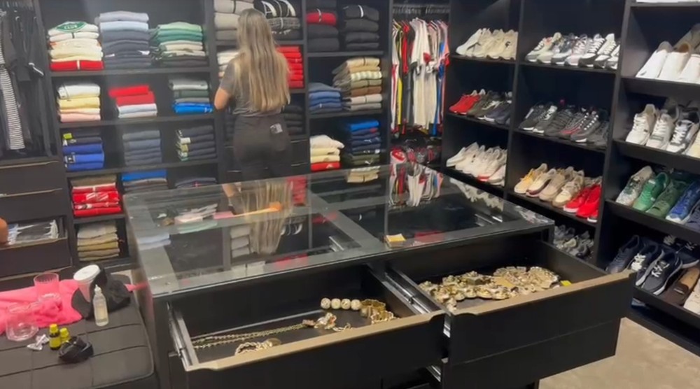 BMW, viagens, ouro e mansão: preso, MC Poze leva vida de luxo e ostentação