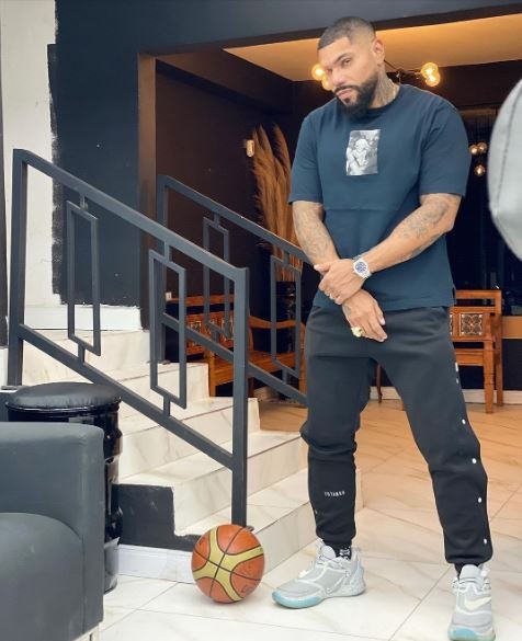 Naldo entra na zoeira e lança música que ironiza sua fama de mentiroso