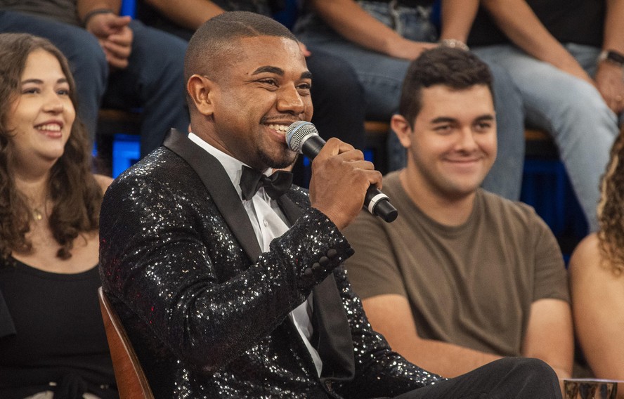 Davi Brito, campeão do ‘BBB 24’, reflete sobre a vida de milionário no ‘Altas horas’