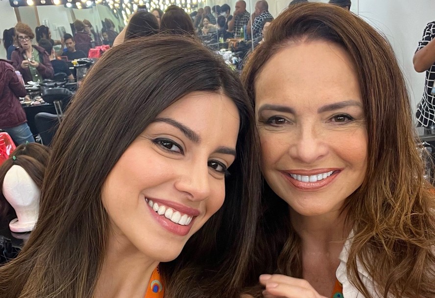 Isabela Souza e Luiza Tomé posam nos bastidores da novela ‘A caverna encantada’