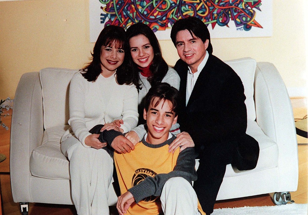 Junior Lima celebra os 65 anos da mãe, Noely, com homenagem na web