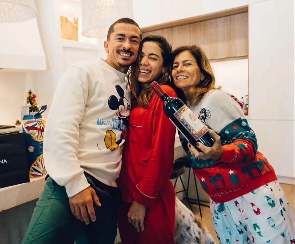 Irmão de Anitta limpa terreiro de candomblé na Baixada Fluminense