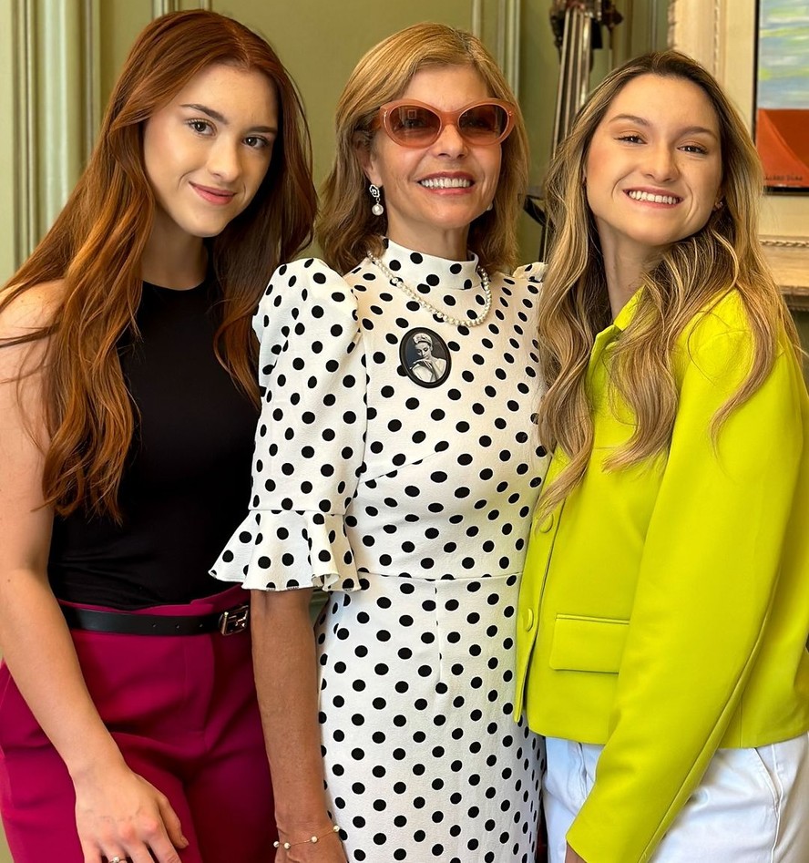 Filhas gêmeas de Gugu Liberato posam com Rose Miriam após briga por herança