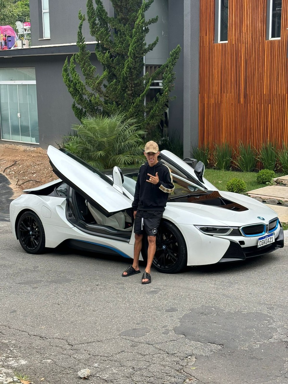 Conheça Buzeira, o influencer que saiu da pobreza e deu colar de R$ 2 ...