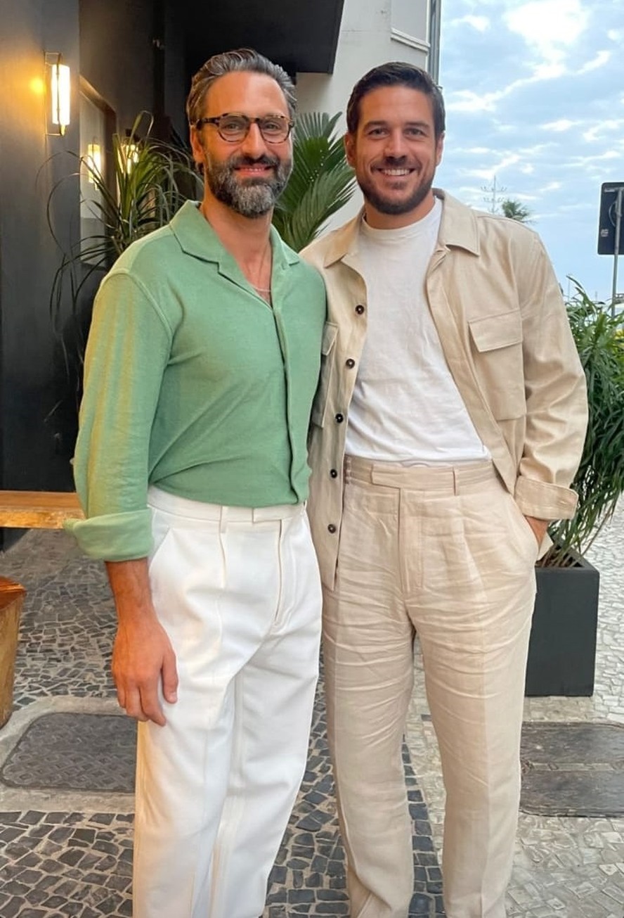 Marco Pigossi posa com o marido italiano antes da exibição de filme ...