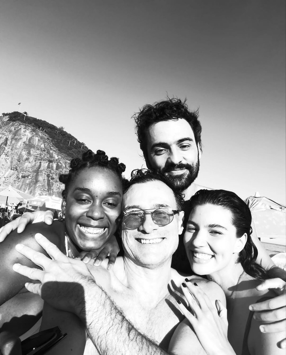 Após término polêmico de namoro, Alanis Guillen curte praia com elenco ...