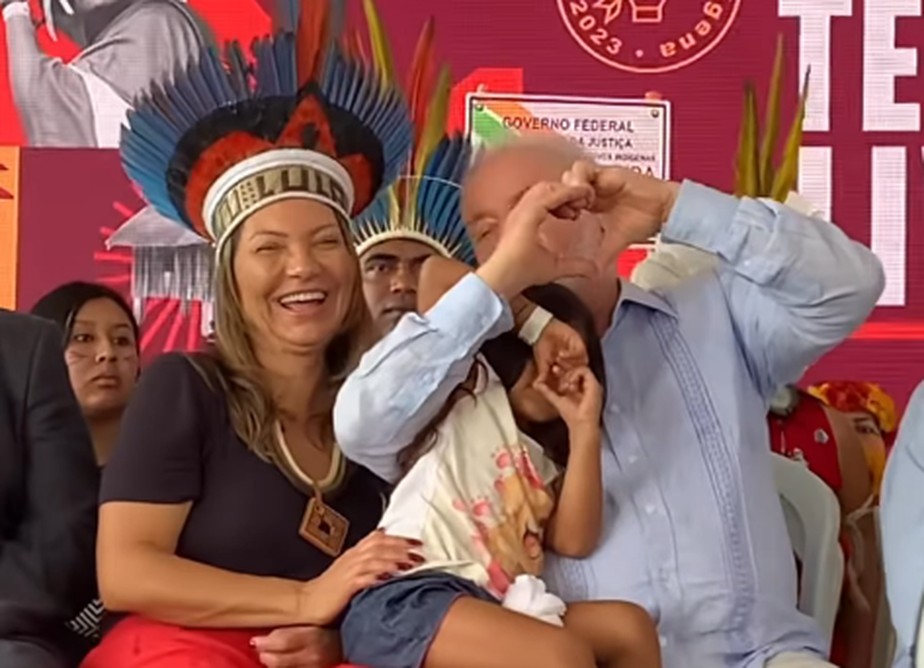 Janja usa cocar com nome de Lula em evento de demarcação de terras ...