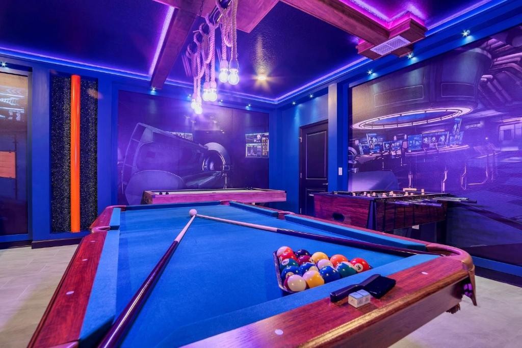 Mansão temática de Deborah Secco com nove quartos nos EUA pode ser alugada por R$ 3 mil a diária ...