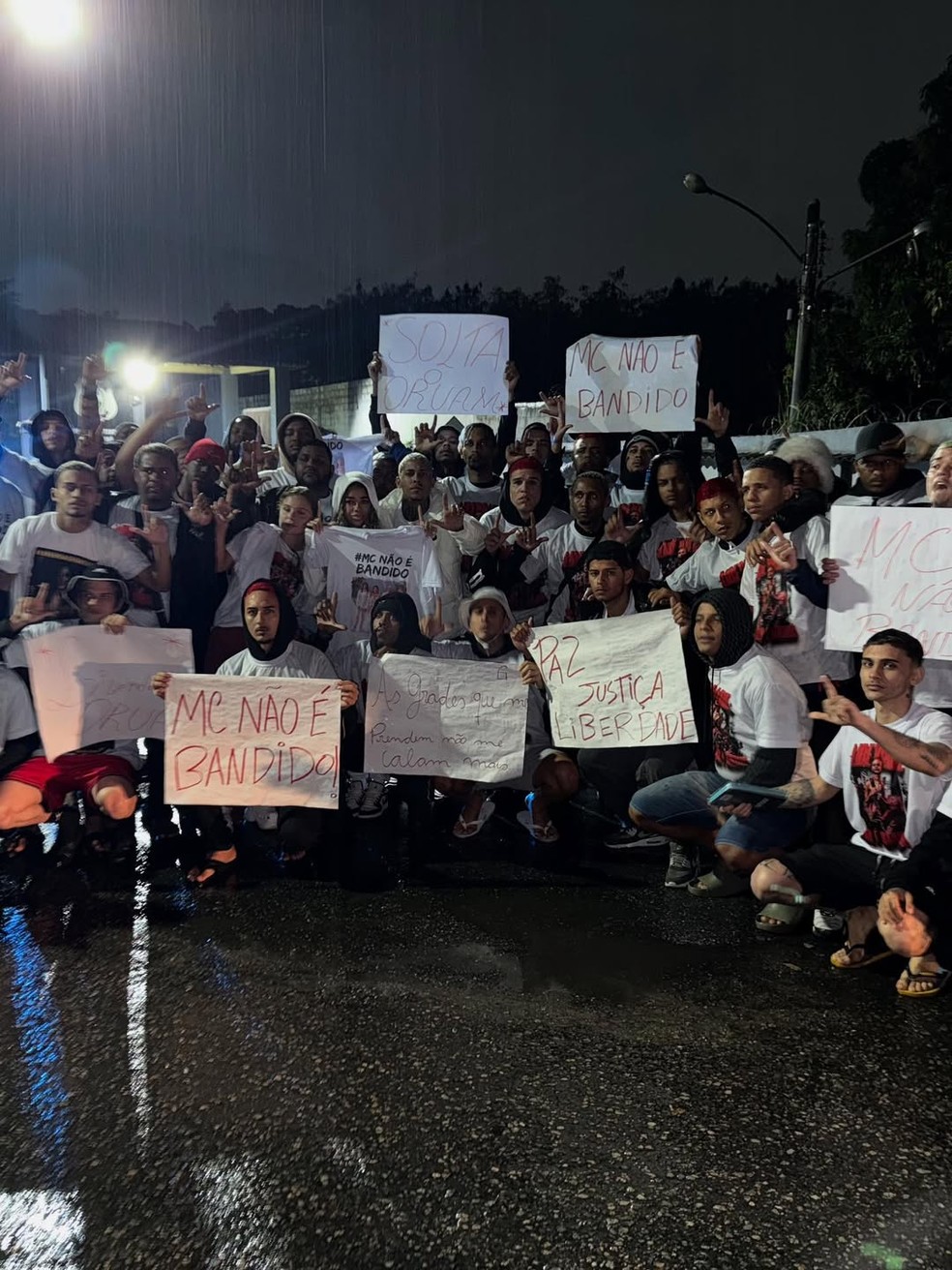 Mulher de Oruam e Poze do Rodo participam de ato na porta do Complexo ...