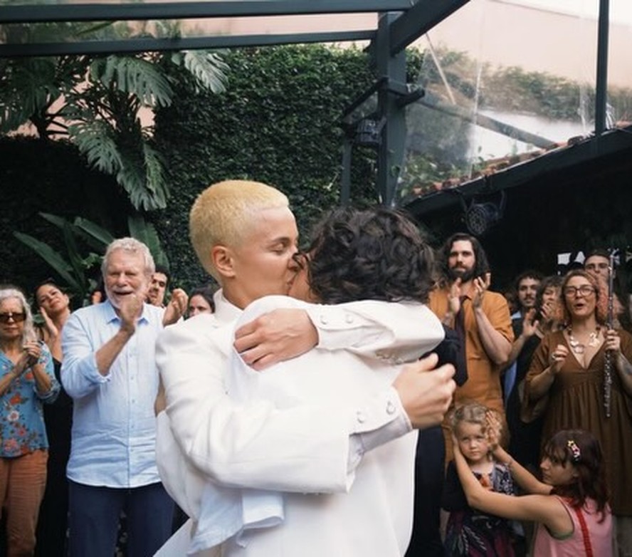 Filha de Debora Bloch e cantora dão beijão em novo registro de casamento