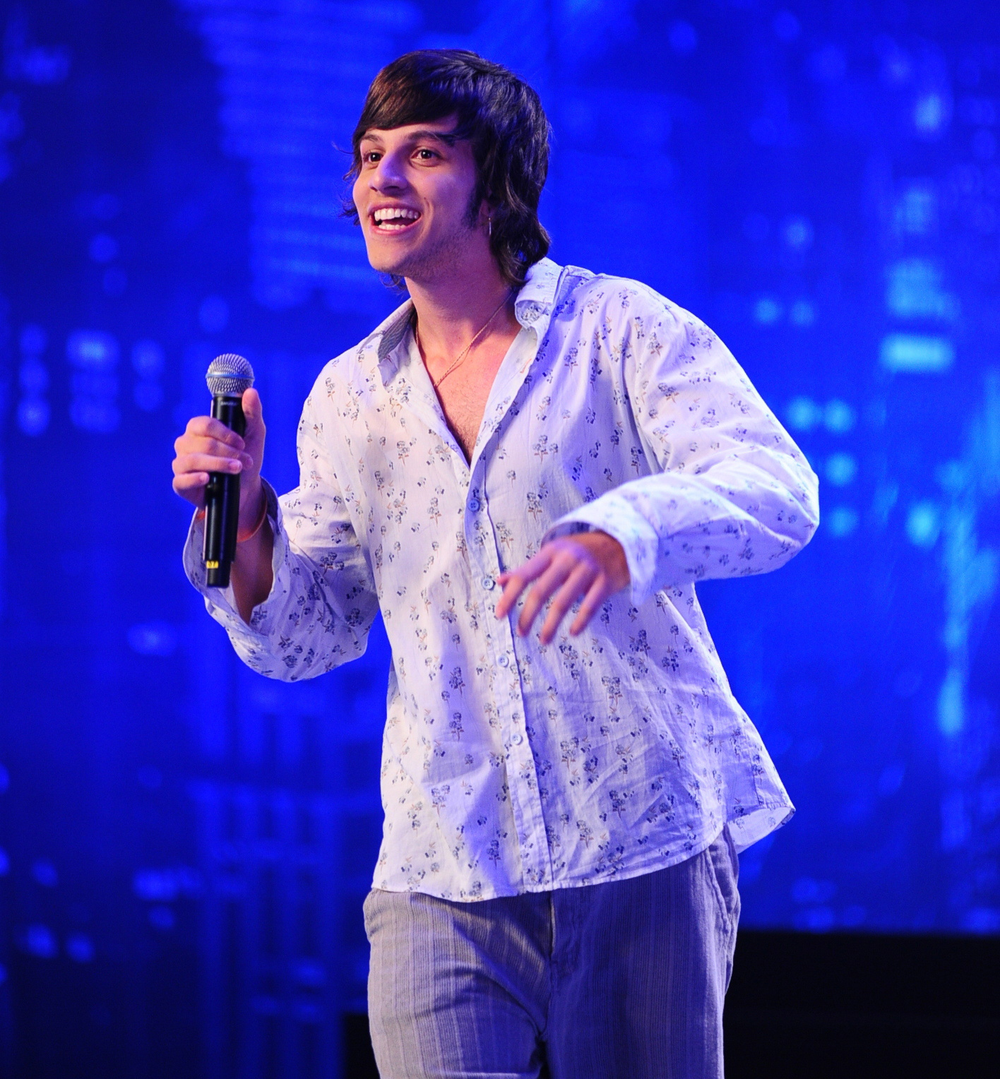 Chay Suede celebra 10 anos de relação com Laura Neiva e se derrete ao ...